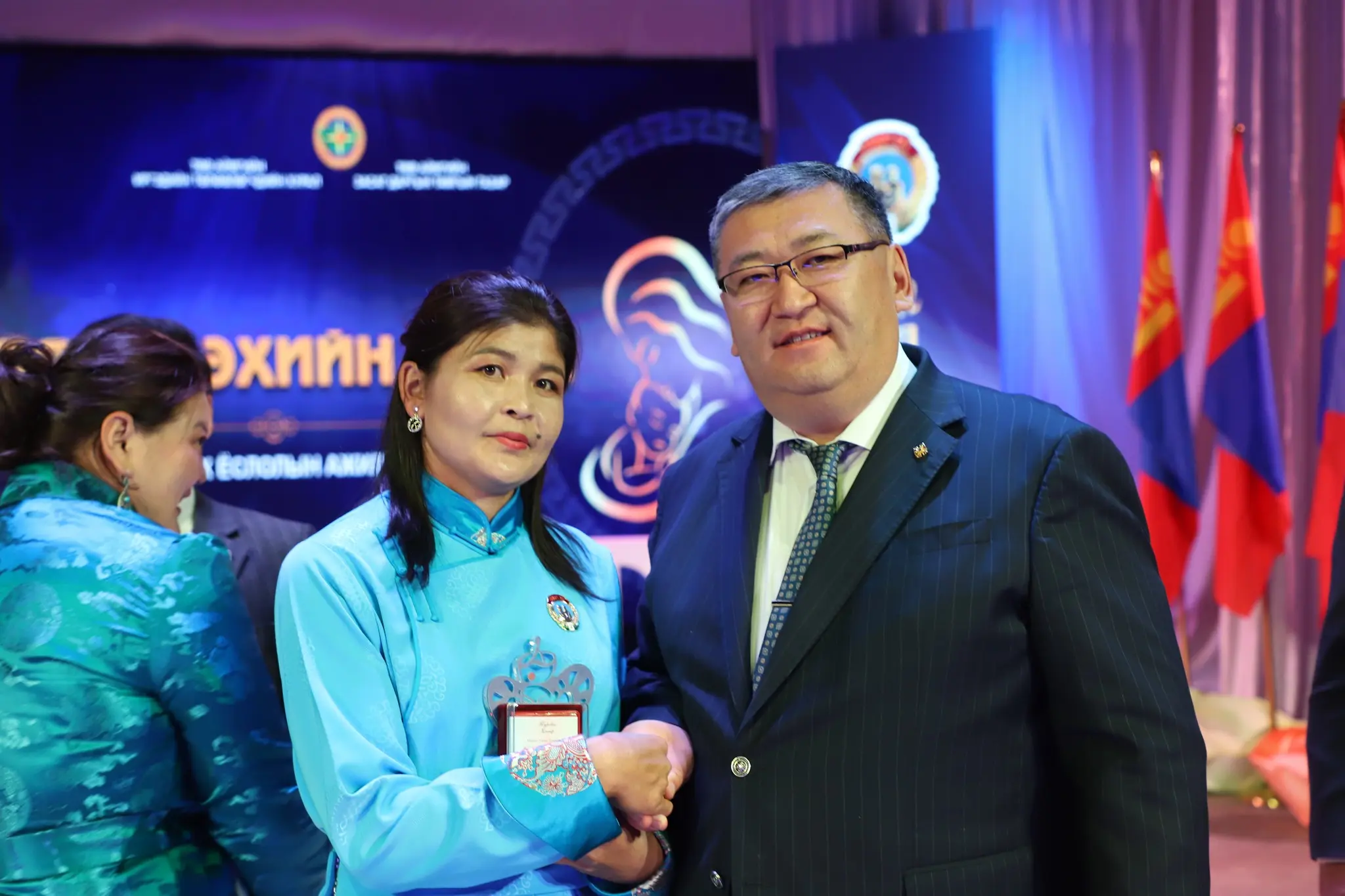 Монгол Улсын Ерөнхийлөгчийн зарлигаар Эхийн алдар 2 дугаар зэргийн одонгоор шагнагдсан