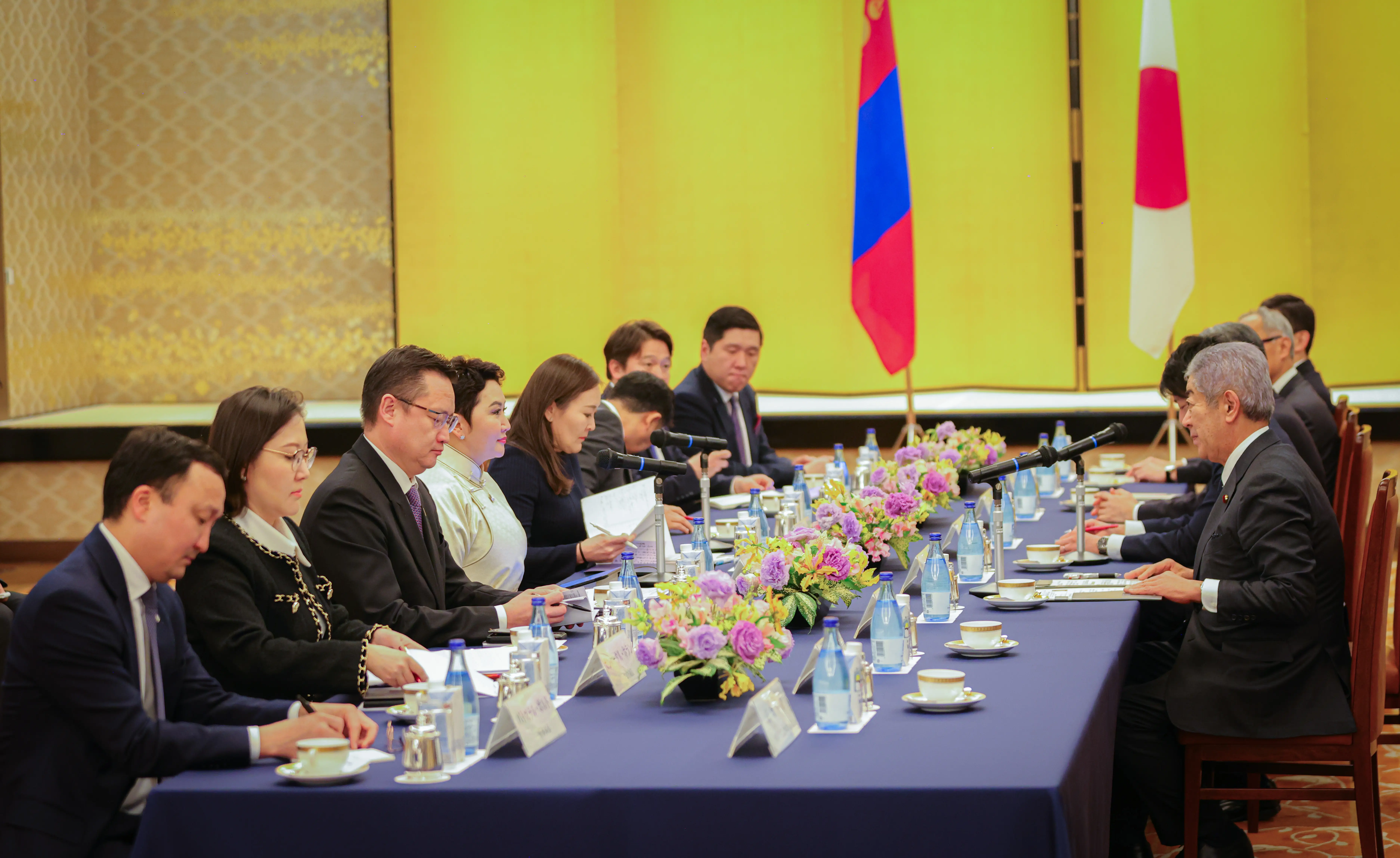 Гадаад харилцааны сайд Б Батцэцэг Япон улсын гадаад хэргийн сайд Т Иваяа нар албан ёсны хэлэлцээ