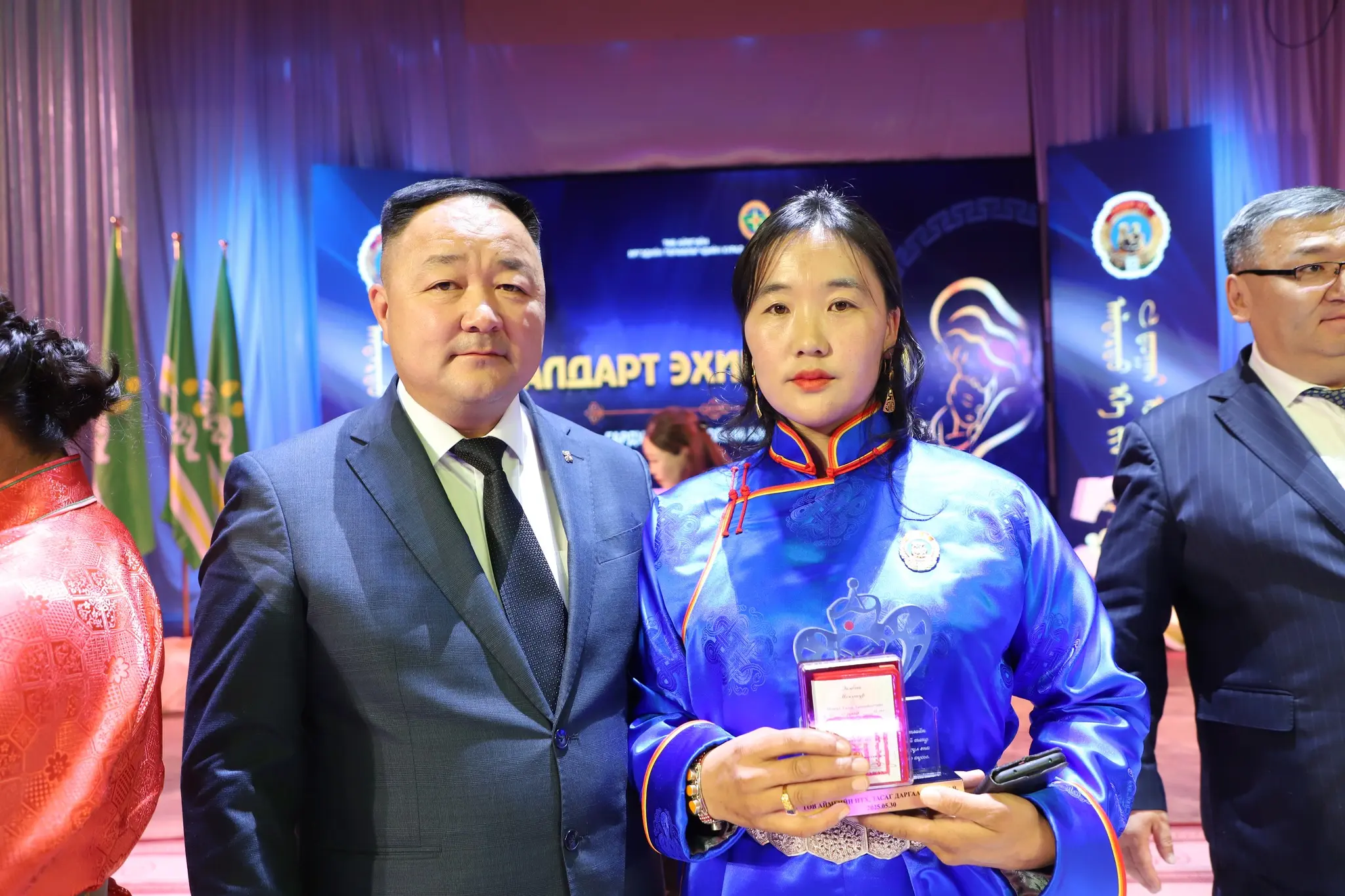 Монгол Улсын Ерөнхийлөгчийн зарлигаар Эхийн алдар 2 дугаар зэргийн одонгоор шагнагдсан