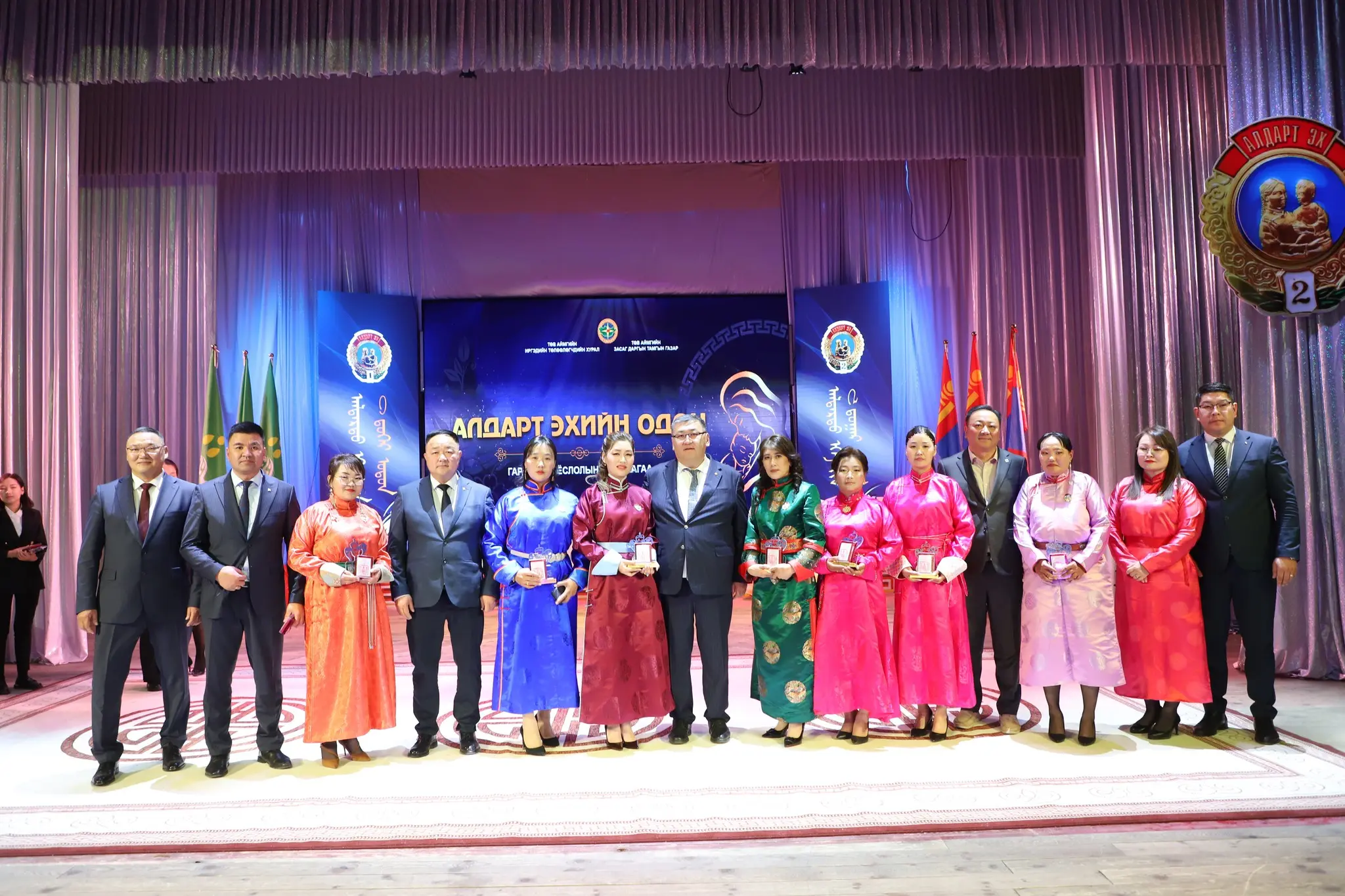 Монгол Улсын Ерөнхийлөгчийн зарлигаар Эхийн алдар 2 дугаар зэргийн одонгоор шагнагдсан