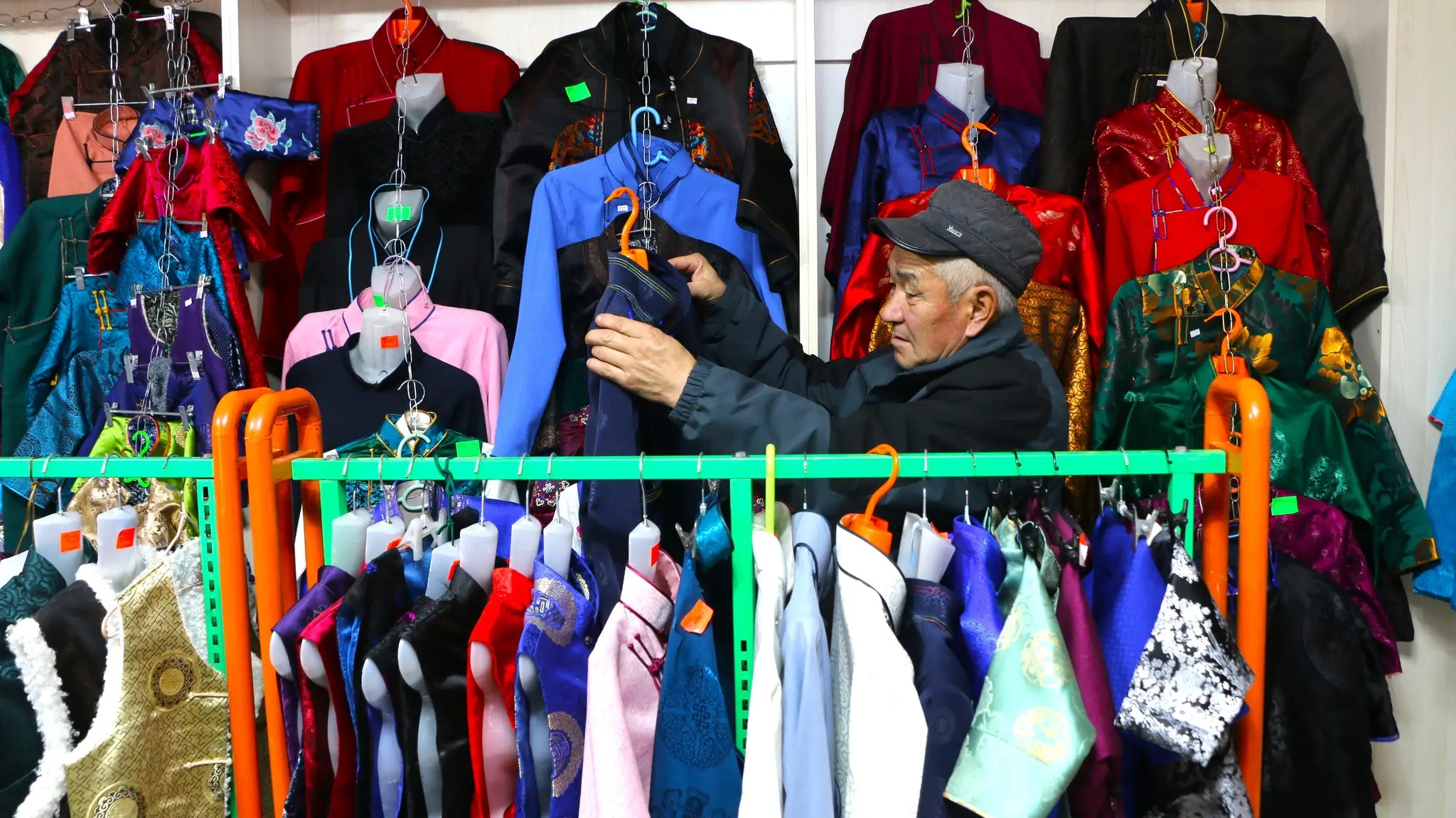 ХОВД АЙМАГ Сар шинийн баярыг угтсан үзэсгэлэн худалдаа эхэллээ