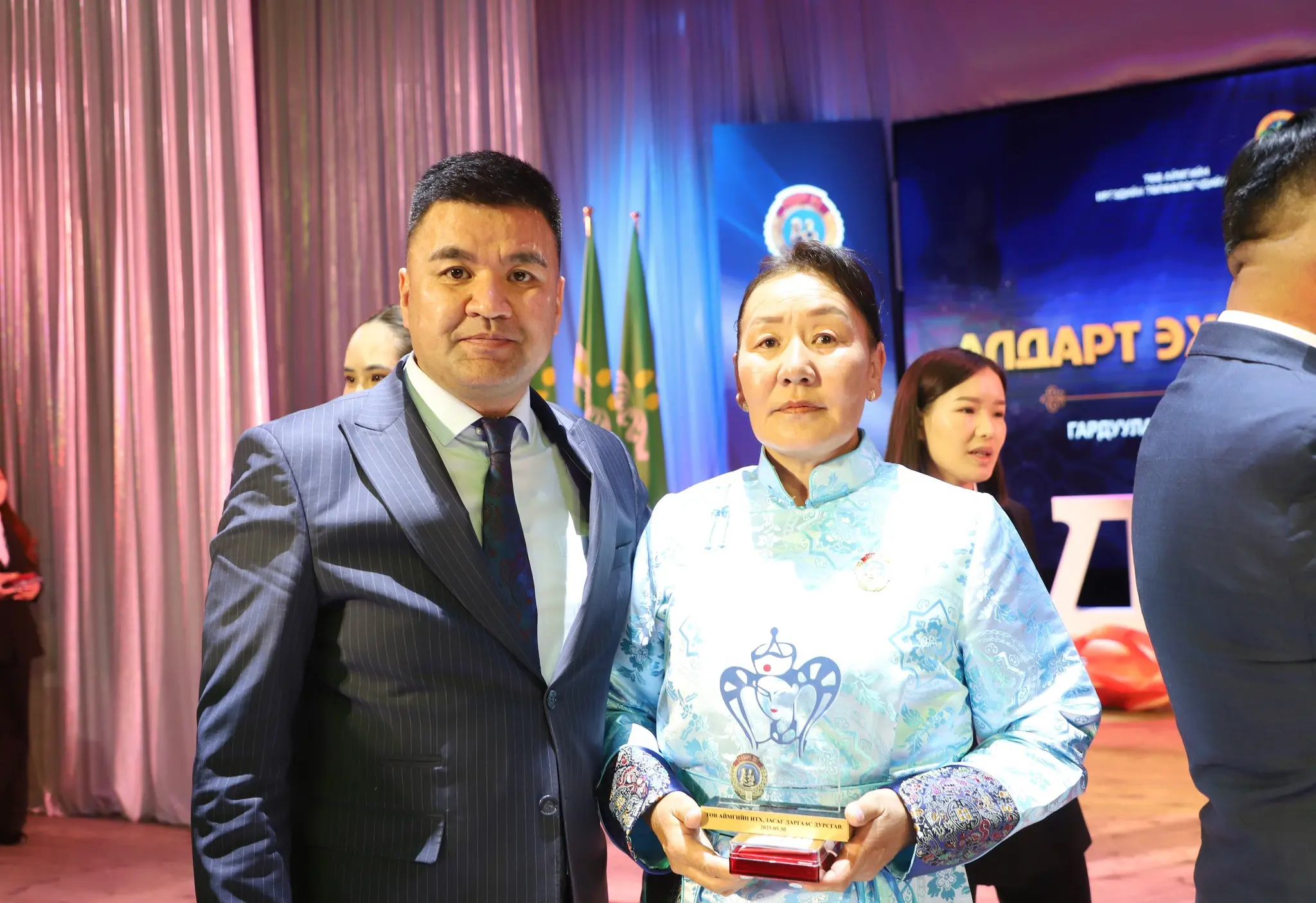 Монгол Улсын Ерөнхийлөгчийн зарлигаар Эхийн алдар 2 дугаар зэргийн одонгоор шагнагдсан