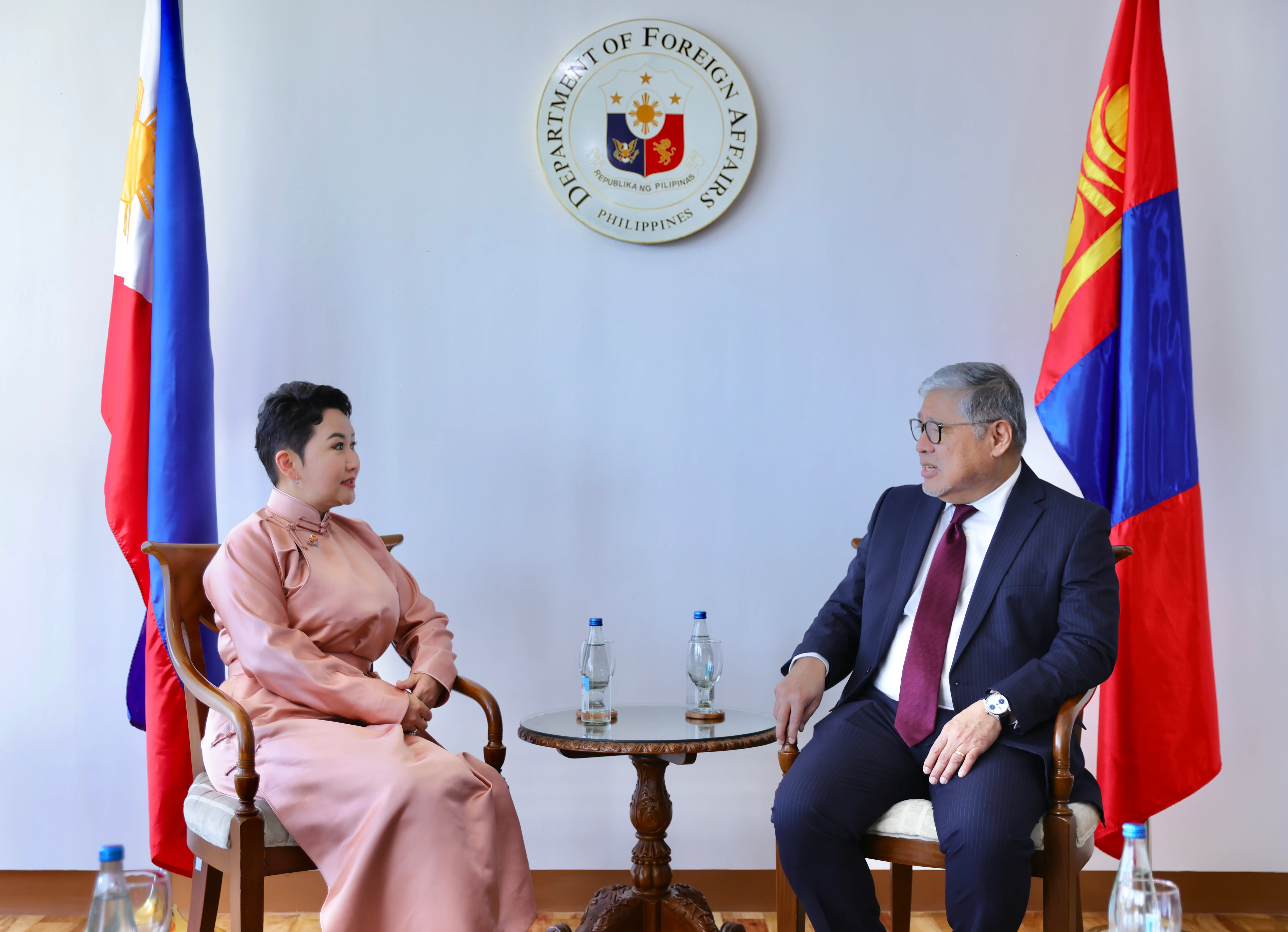 МОНГОЛ ФИЛИППИН ХОЁР УЛСЫН ГАДААД ХАРИЛЦААНЫ САЙД НАР АЛБАН ЁСНЫ ХЭЛЭЛЦЭЭ ХИЙВ