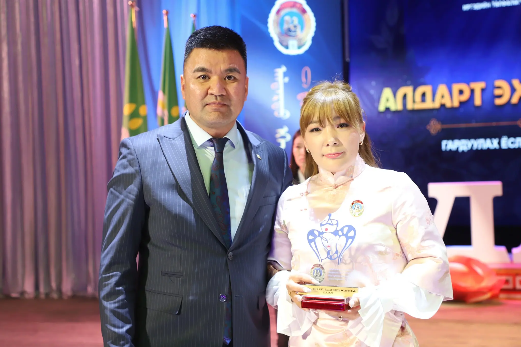 Монгол Улсын Ерөнхийлөгчийн зарлигаар Эхийн алдар 2 дугаар зэргийн одонгоор шагнагдсан