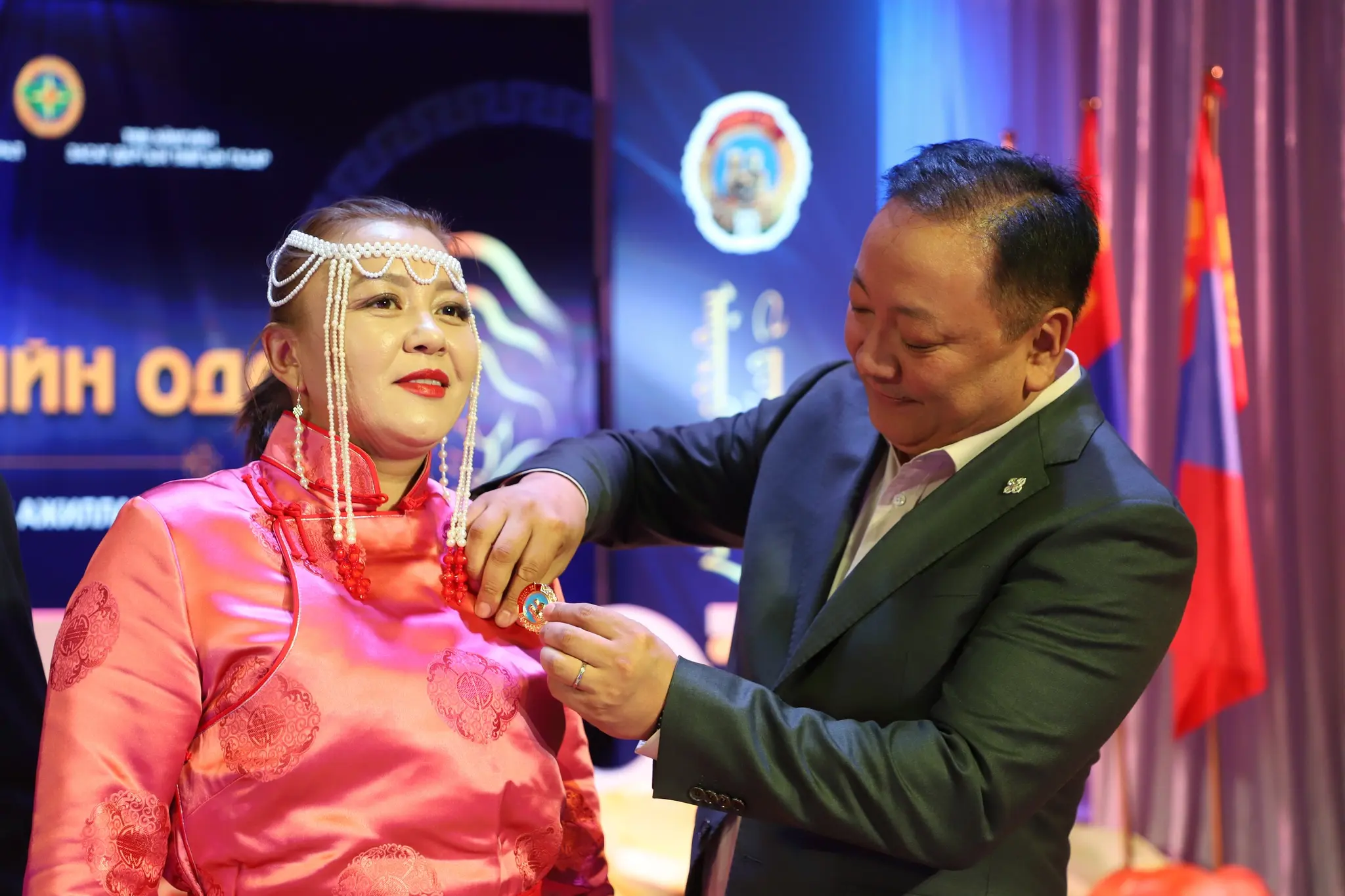 Монгол Улсын Ерөнхийлөгчийн зарлигаар Эхийн алдар 2 дугаар зэргийн одонгоор шагнагдсан