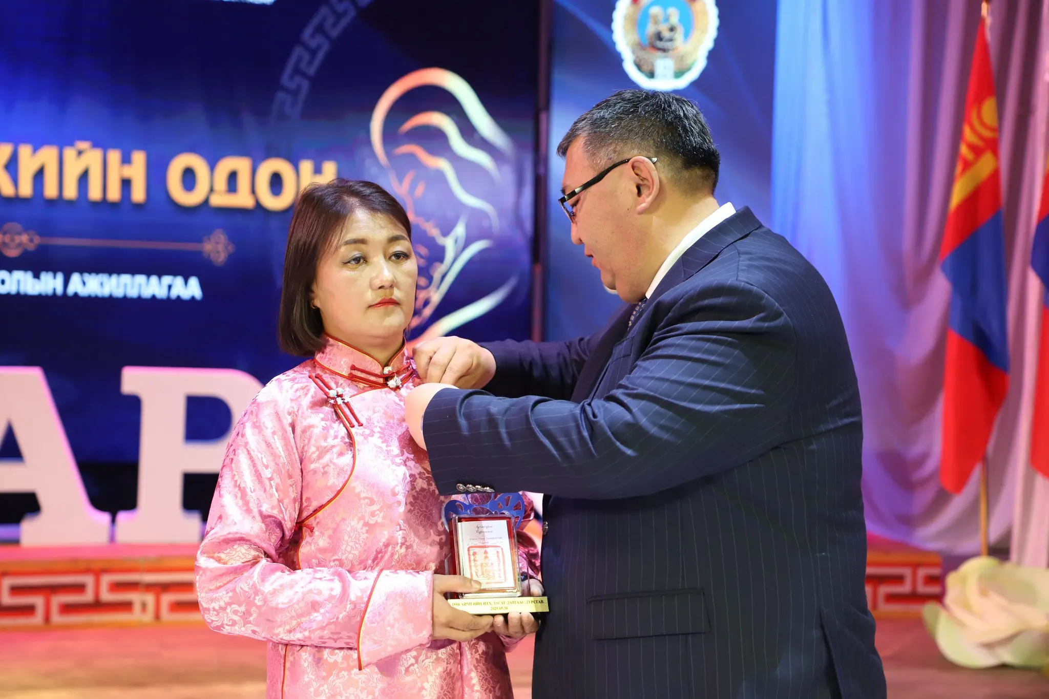 Монгол Улсын Ерөнхийлөгчийн зарлигаар Эхийн алдар 2 дугаар зэргийн одонгоор шагнагдсан