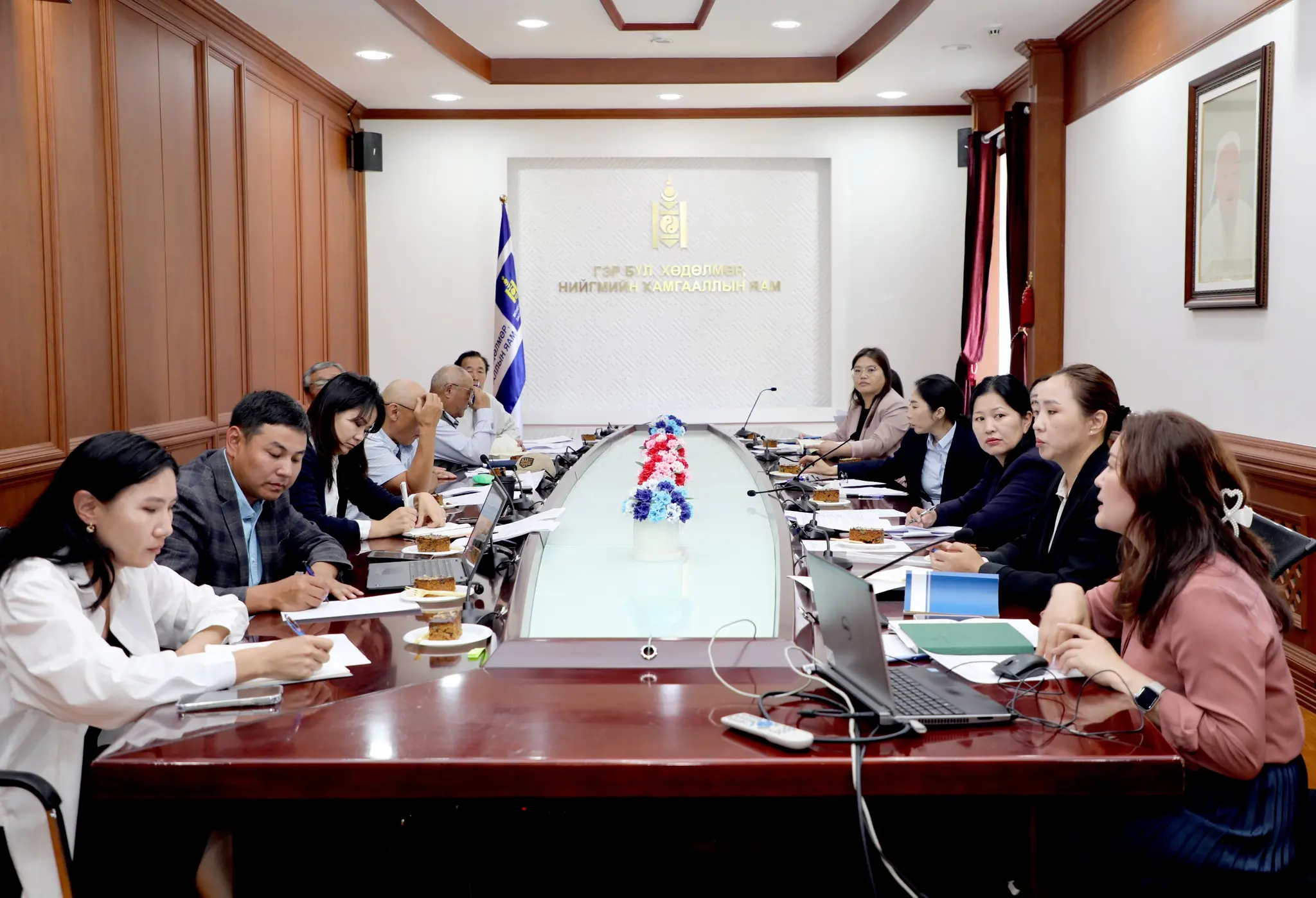 Ахмад настанд үзүүлэх цогц тусламж үйлчилгээний журмын төслийг хэлэлцлээ