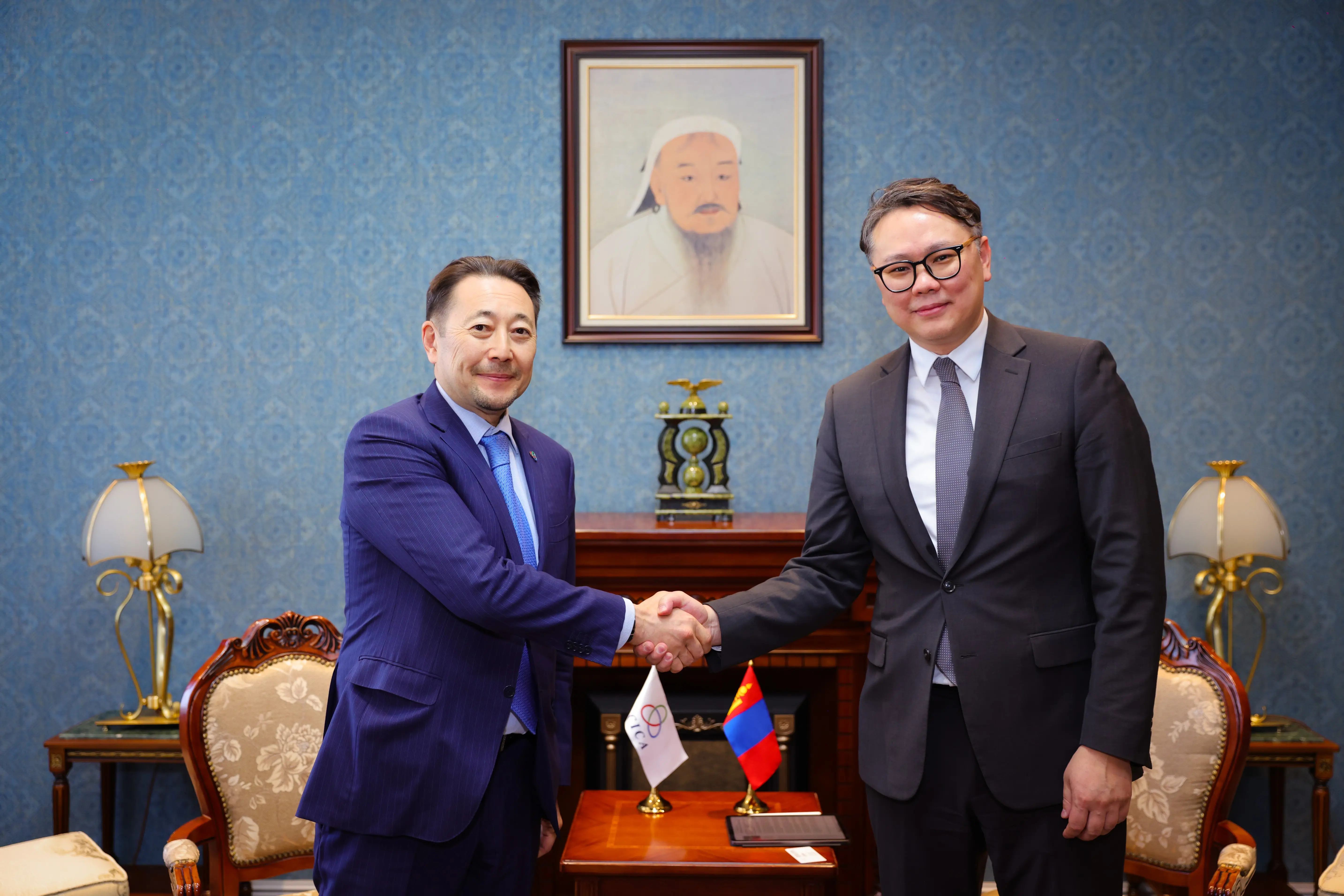 ТӨРИЙН НАРИЙН БИЧГИЙН ДАРГА Л МӨНХТҮШИГ АЗИД ХАМТЫН АЖИЛЛАГАА ИТГЭЛЦЛИЙГ БЭХЖҮҮЛЭХ БАГА ХУРАЛ