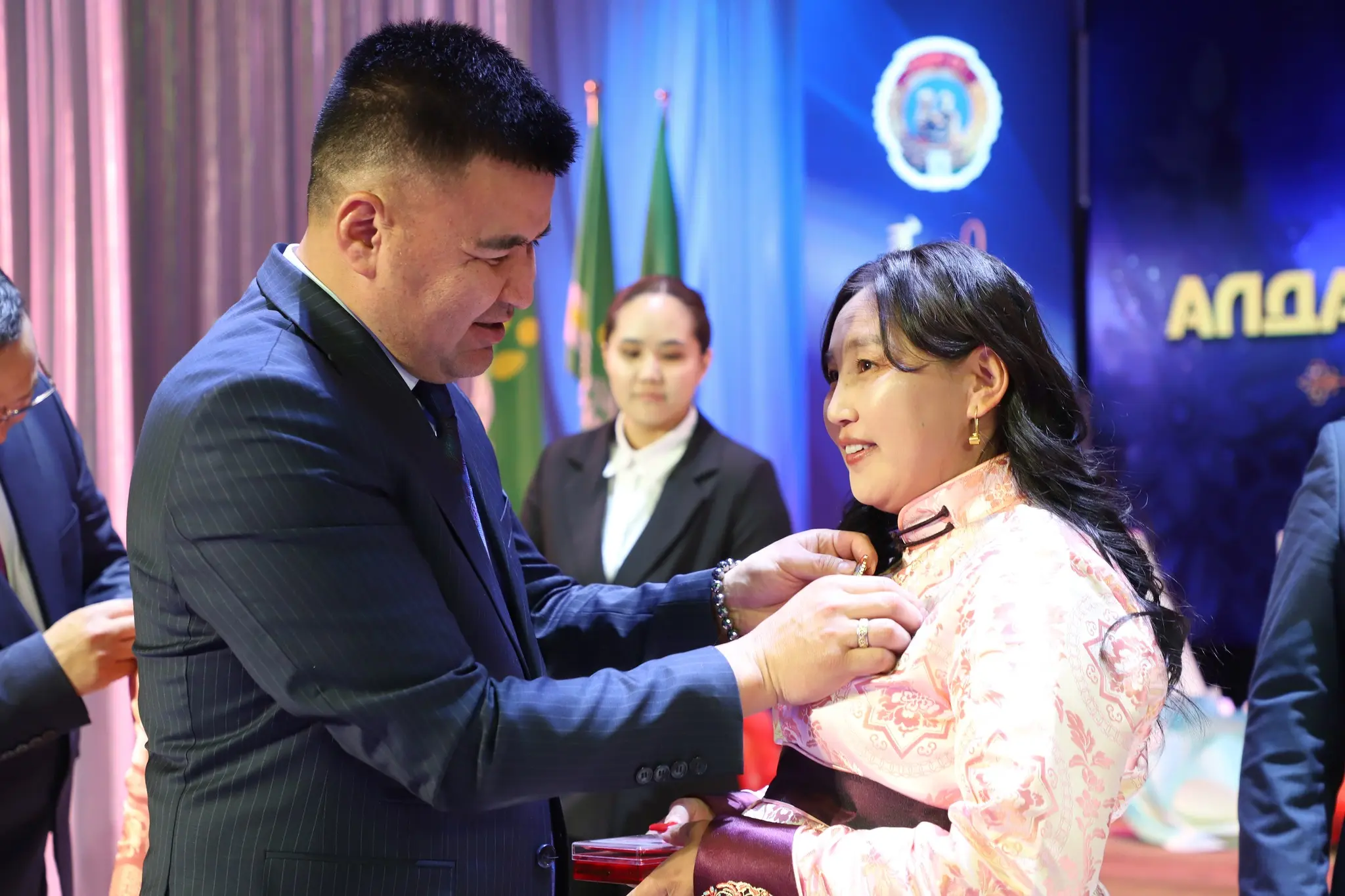 Монгол Улсын Ерөнхийлөгчийн зарлигаар Эхийн алдар 2 дугаар зэргийн одонгоор шагнагдсан