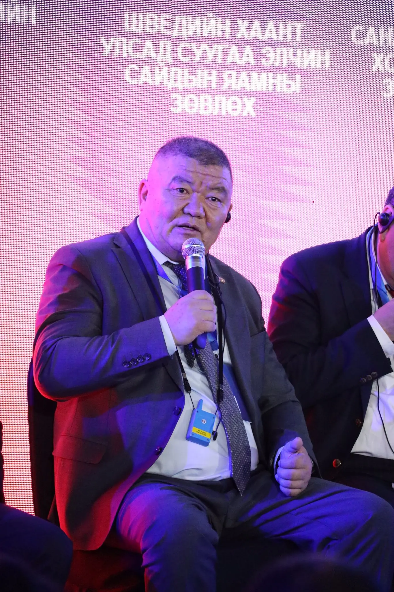 ХОЙД БҮСИЙН ХӨГЖЛИЙН ТӨЛӨВЛӨГӨӨГ ХЭЛЭЛЦЭЖ БАЙНА